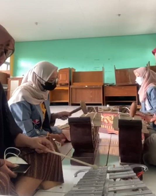 Penerapan Literasi Budaya dan Kewargaan Melalui Kesenian Sunda di SMPN ... Penerapan Literasi Budaya dan Kewargaan Melalui Kesenian Sunda di SMPN ...