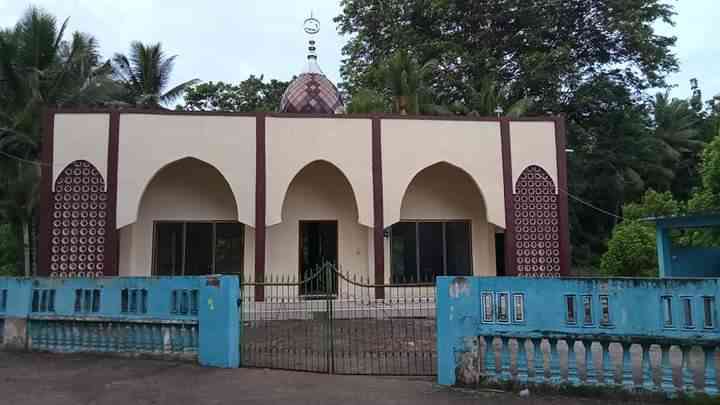 Salat Ied Desa Dwitiro Dialihkan ke Masjid Wihdatul Ummah karena Hujan ... Salat Ied Desa Dwitiro Dialihkan ke Masjid Wihdatul Ummah karena Hujan ...