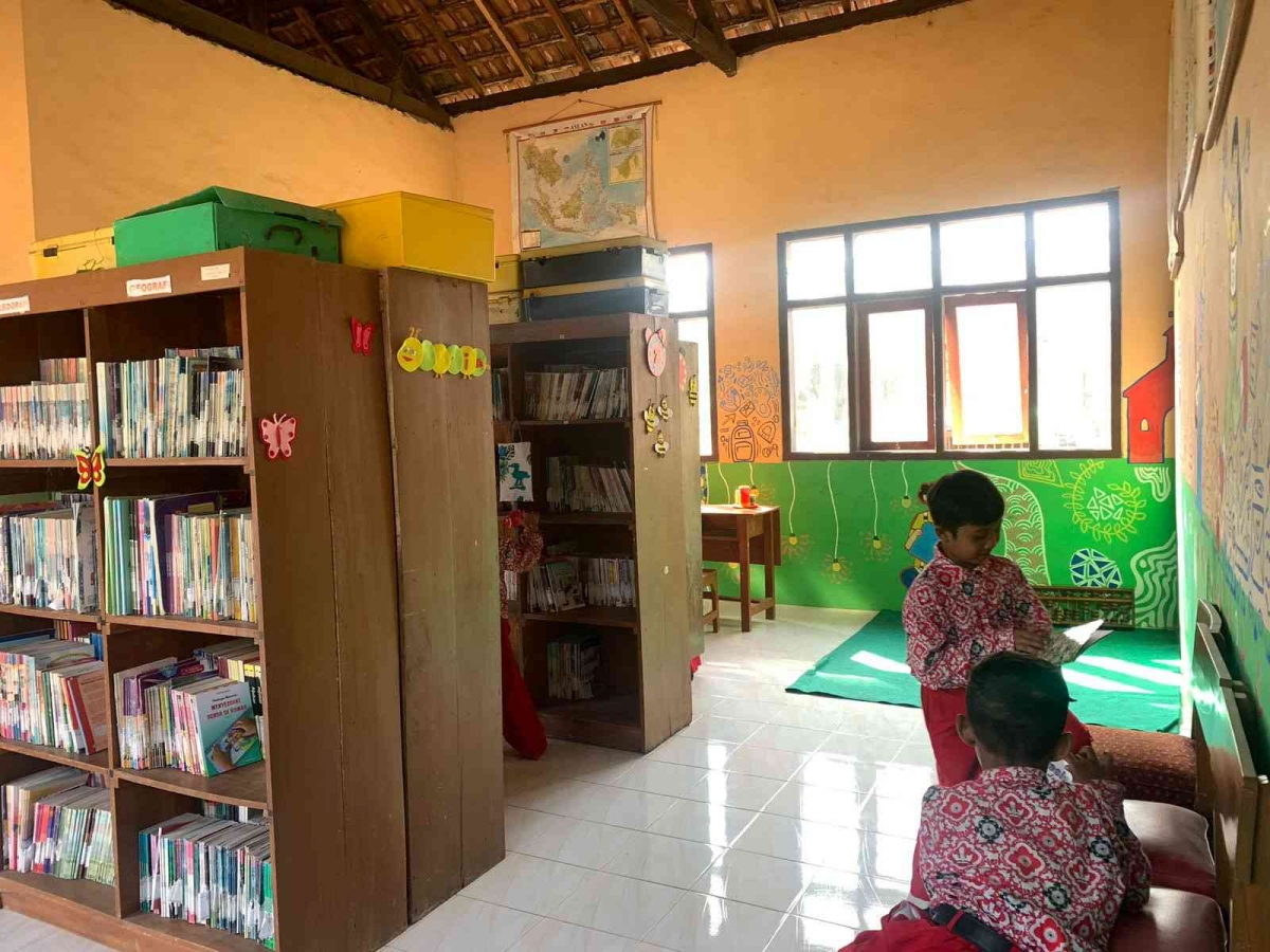 Revitalisasi Perpustakaan Untuk Meningkatkan Minat Literasi Siswa Di Sd