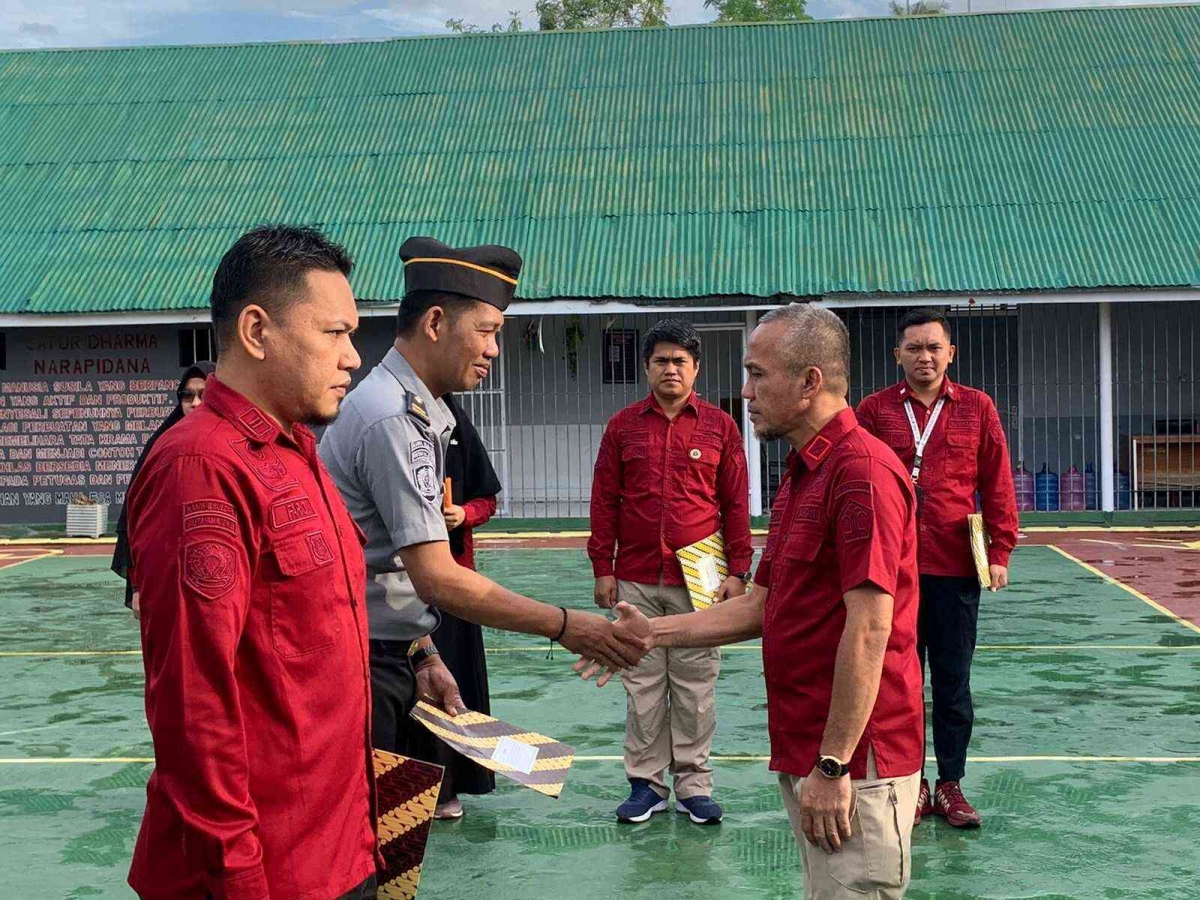 Berikan Reward Kepada Dua Pegawai Teladan, Ini Harapan Karutan Majene ... Berikan Reward Kepada Dua Pegawai Teladan, Ini Harapan Karutan Majene ...