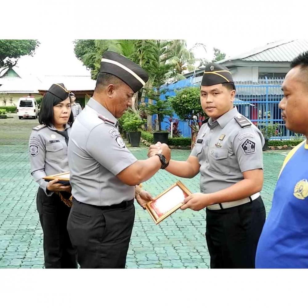 Kalapas Berikan Piagam Penghargaan Pencegahan, Pemberantasan ... Kalapas Berikan Piagam Penghargaan Pencegahan, Pemberantasan ...