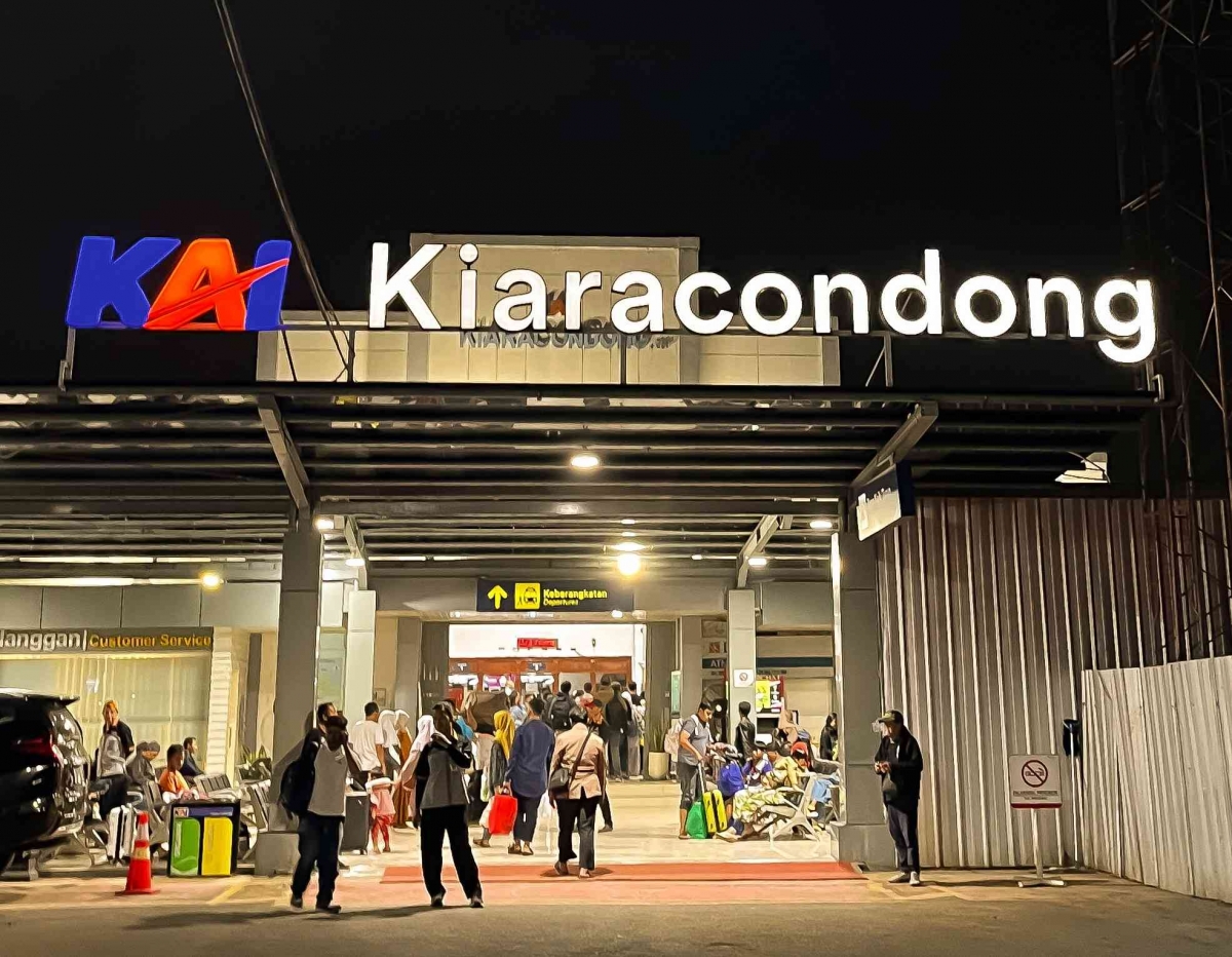 Warna Mudik Lebaran 2024: Cerita dari Stasiun Kiaracondong di Detik ... Warna Mudik Lebaran 2024: Cerita dari Stasiun Kiaracondong di Detik ...