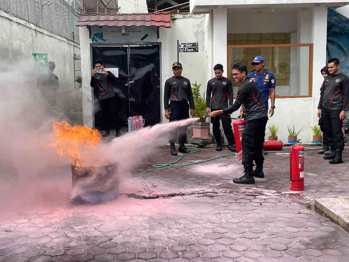 Api Merah Membesar, Petugas Lapas Cilacap Sigap Evakuasi dan Padamkan ... Api Merah Membesar, Petugas Lapas Cilacap Sigap Evakuasi dan Padamkan ...
